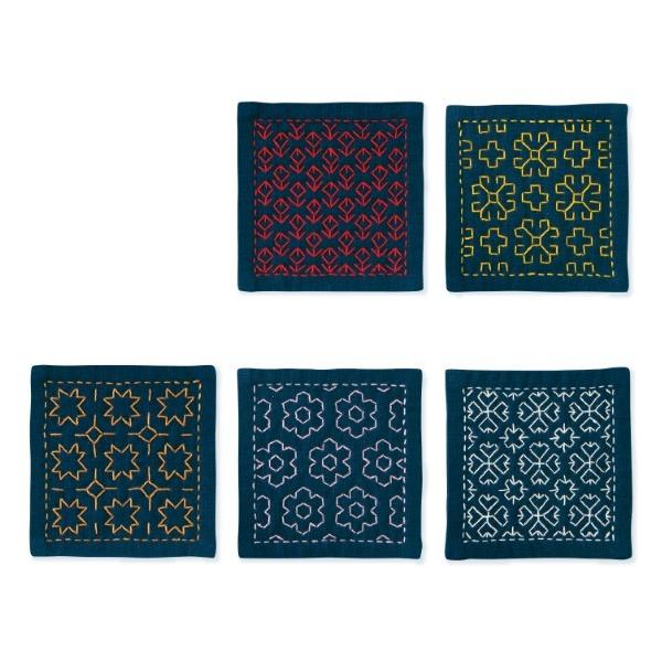出来上がりサイズ:各約縦10cm×横10cm キット内容:晒木綿（藍）、刺し子糸（細）5色、刺し子針、作り方説明書 素材:コットン100％ 5枚のかわいいコースターを作ることができる！初級者向けの刺し子キットです。 オリムパス 刺し子糸 [...