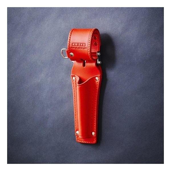 【特長】 ●台部表皮二重皮縫で丈夫。 ●鋲補強  【用途】 ラチェットレンチの収納に。  【仕様】 ・サイズ:全長280×横幅60mm ・材質:皮革 ・タイプ:1丁差し ・段数:1段   【カラー】 レッド 【入数】 1個