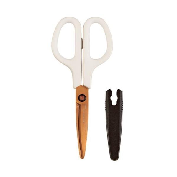 ■特徴 刃に立体的な曲面加工をすることで、2枚の刃の接する面積を極限まで減らし、ガムテープなどを連続して切り続けても100倍以上ベタつかない、高い非粘着性を実現しました。 軽く心地よい切れ味が続きます。 高硬度チタニウムをコーティングするこ...