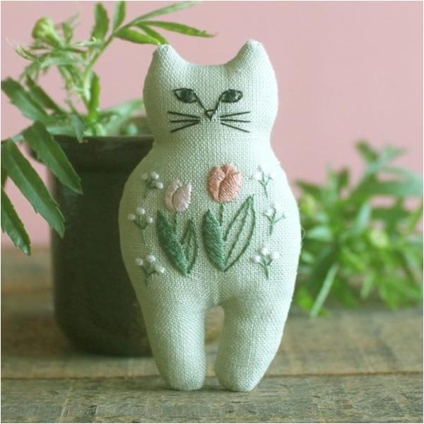 完成サイズ:約8×4cm セット内容:・表布 ・裏布 ・刺繍糸 ・手芸綿 ・ブローチピン・作り方説明書 チューリップを中心にした寄せ植えのような図案です。  お腹に抱えてチューリップの香りを楽しんでいるようですね。  ご用意いただくもの・刺...