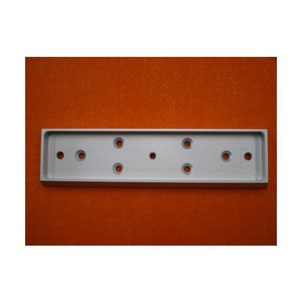 ■特徴 LC-3500BLEDの取付用にビス穴などが加工されています。 ■仕様 寸法:200×51×15ミリ詳しくは寸法図をご確認ください。    【重量】 203G 【入数】 1枚 【原産国】 中国製 EBM6