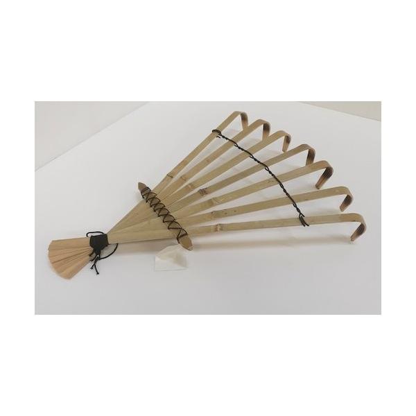 ■特徴 1本1本の爪が太い、柄のない熊手です。  座った体制で使い小回りが利きます。  ■用途 屋外の清掃用に。  ■仕様 爪の長さ47cm ■注意点 天然素材を使用のため、多少サイズにバラつきがあります。 【内容量】30本【JAN】495...