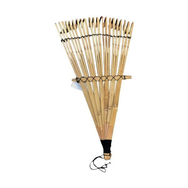 ■特徴 柄がなく軽い熊手です。  ひも付きなので、つり下げて収納出来ます。  ■用途 屋外の清掃用。  小回りが利く熊手に。  ■仕様 21本爪 ■注意点 天然素材を使用のため、多少サイズにバラつきがあります。 【内容量】30本【JAN】4...