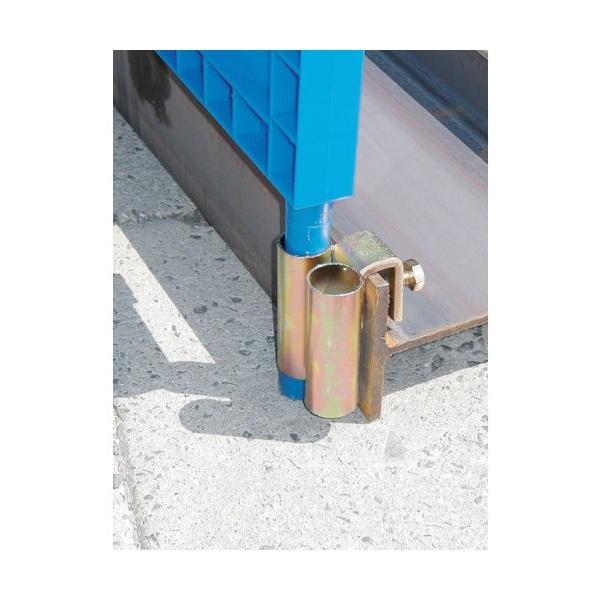 商品画像はイメージ画像です。実際とは異なる場合がございます。 ■特徴 H鋼に取り付けてフェンスの脚をしっかり固定します。  ■仕様 外寸(mm)横×縦×高さ：78×40×111   【入数】 1点 8Y2088