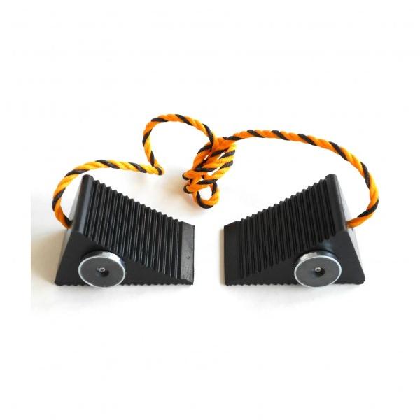 ●フォークリフト、自動車等の駐車時に必要なアイテムです。  マグネット付ですのでフォークリフトの側面にくっつける事ができ、紛失防止にも繋がります。  ゴム製なので、設置時のタイヤの”ずれ”や”滑り”がなく安全です。  ロープ付きなので片方を...