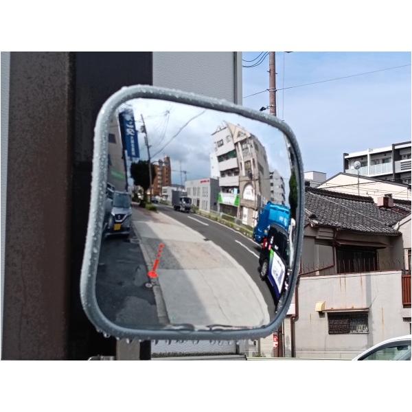 ●鏡面に親水加工が施されている特殊なミラーです。  鏡面についた水滴が粒にならず薄い水膜を形成し、水と一緒に汚れも流れやすくします。  特に雨の日は鏡面に水滴が残ることがないので、視界をしっかり確保する事が可能です。   ●雨の日でも視界を...