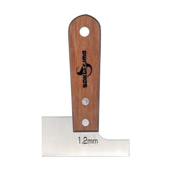 ■特徴 3辺の長さが違い、状況に応じて使い分けることのできる地ベラです。  ■用途 出隅・入隅、窓枠回り等狭小部のクロスカット用。  ■材質 ブレード：ステンレス(SUS420J2) ハンドル：積層強化木  ■注意点 先端が鋭利になっており...