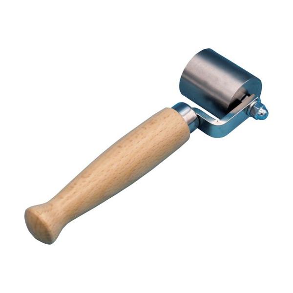 ■特徴 堅牢な作りで重量感のあるステンレスローラーです。  ■仕様 柄長さ：130mm ベアリングなし  ■材質 ローラー：SUS303 金具：スチール 柄：天然木  ■注意点 用途以外に使用しないで下さい。   【サイズ】 大 【入数】 1点