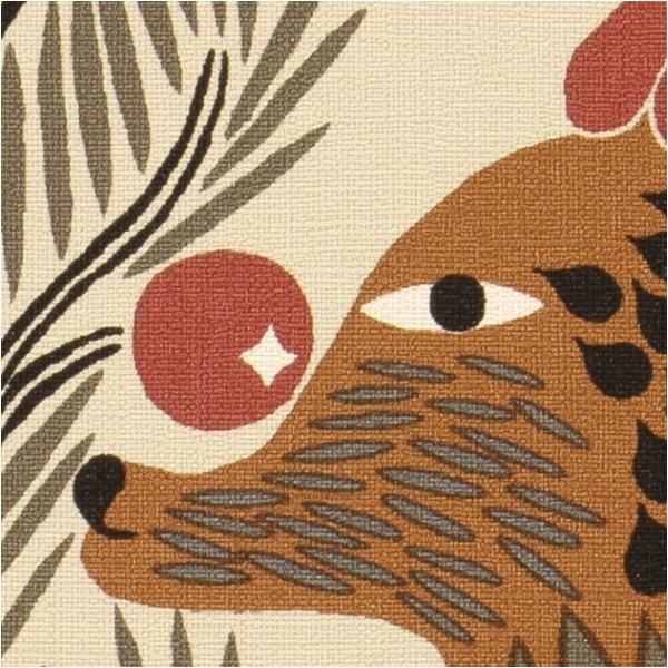 「キツネとベリー」という意味で、夕暮れ時、イチイの木に留まる小鳥たちと、そこへ向かって忍び寄るキツネの姿を描いたデザインです。  規格:100.5cm × 1m乱 リピート:タテ35cm、ヨコ100.5cm 防火種別2-2  ● 注意事項:...