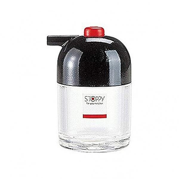 倒しても漏れないワンプッシュで注ぎ口をロックできるしょう油差し。冷蔵庫のドアポケットに収まるサイズ感ですサイズ：直径5.7×高さ10.2cm  TW12P