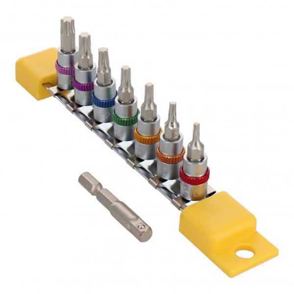 機能性とデザイン性を極めた充実の入組み。 トルクスネジ用の締め・ゆるめ作業に対応 差込角:6.35mm セット内容 TX10/TX15/TX20/TX25/TX27/TX30/TX40 アダプター付   【入数】 1点 THH2