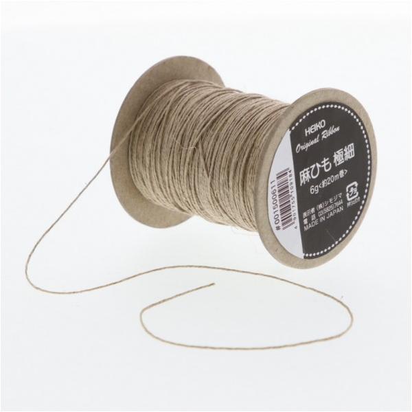 まるで糸のような極細タイプの麻紐です。 けば立たないように表面加工がされています。 ナチュラルなラッピングに。 穴の小さなタグや値札をつけるのにも最適です   【サイズ】 1mm×20m 【入数】 1巻 001500611