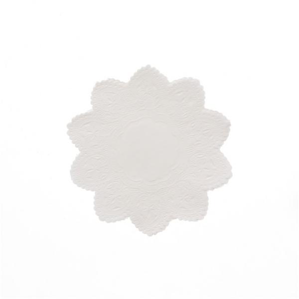 紙をレース模様に切り抜いたレースペーパーです。 ケーキやお菓子、サンドイッチなどをのせたり、敷き紙として使うと手軽に高級感がアップできます。   【サイズ】 103×103mm 【カラー】 白 【入数】 100枚 004716004