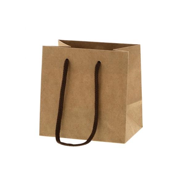 マチが広いため箱ギフトにおすすめです。 アクセントに持ち手の色を本体の色とかえています。 口ボール・底ボール付手紐:アクリル紐   【サイズ】 160×マチ110×160mm 【カラー】 クラフト 【入数】 10枚 005330006