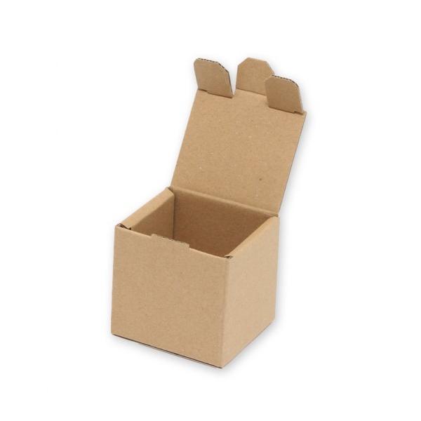 丈夫な素材を使用した素朴な風合いの箱です。 ぐいのみ・小鉢などの小さな商品に最適で、底辺は正方形です。 サック式10枚入り   【サイズ】 50×50×50mm 【カラー】 クラフト 【入数】 10枚 006204101