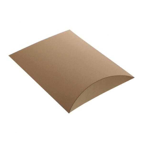 組み立てると枕（ピロー）型になるギフトボックスです。 ギフトシールなどで飾ると、簡単にラッピングが仕上がります。 再生紙を使用しており、表面は光沢を持たせず、クラフト紙の風合いをナチュラルに活かしています。 Tシャツやポロシャツなどに。 商...