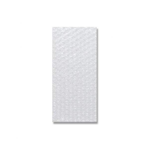 ポリエチレンフィルムで成形された気泡緩衝材で出来た袋です。 送付物の緩衝材にオススメです。 長3サイズ（120×235mm）の封筒に入るサイズです。 粒が外側についている2層タイプの軽梱包用。   【サイズ】 110×220mm 【カラー】...