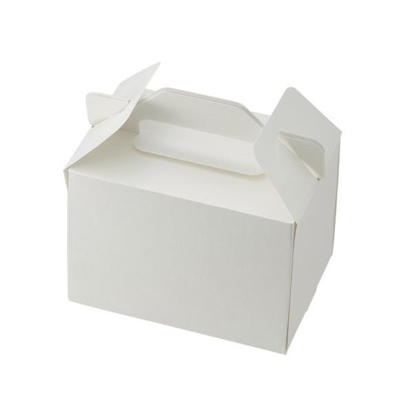 ■商品説明 ケーキの出し入れが簡単なサイドオープンタイプのキャリーケース箱です。  保冷剤が挟めるスリット付き。  軽量化された段ボール素材を使用しております。  森林認証紙です。  カットケーキ2〜3個が目安です。   ●入数:50枚 ■...