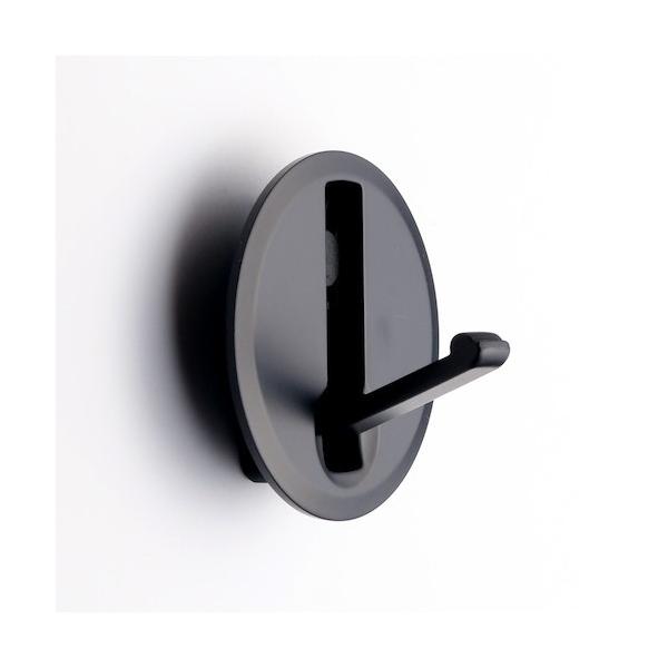 ■特徴 フックは自動的に閉まります。 フック収納時の出っ張りが少ないデザインです。  ■仕様 焼付塗装／マットブラック  ■注意点 木製の板に取り付ける際はクッションゴムをはずして取り付けてください。   【重量】 90g 【入数】 1点 ...