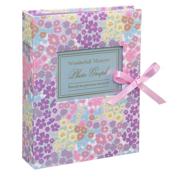 表紙がフォトフレームになったポケットアルバム。 Lサイズの写真が200枚収容できる、大容量タイプのポケットアルバムです。 表紙にフォトフレームが付いているので、お気に入りの写真を表紙の裏側に入れて表紙にすると、世界に1冊だけのアルバムになり...