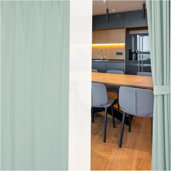 ●程よく光を遮る遮光機能 形状記憶加工でヒダの美しさを長期間保ち、裾の広がりを抑えてくれます。   ●太陽光がブライト糸(光沢感のある糸)に当たって鏡のように反射する為、明るい屋外からは暗い室内は見えにくくなります。   ●光を取り入れなが...