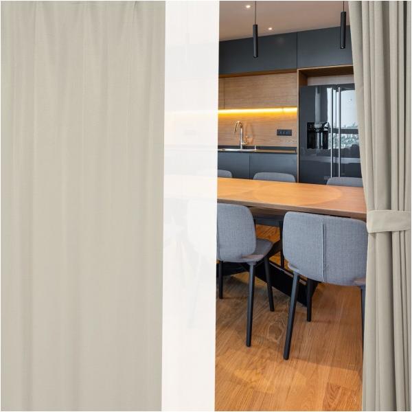 ●程よく光を遮る遮光機能 形状記憶加工でヒダの美しさを長期間保ち、裾の広がりを抑えてくれます。   ●太陽光がブライト糸(光沢感のある糸)に当たって鏡のように反射する為、明るい屋外からは暗い室内は見えにくくなります。   ●光を取り入れなが...