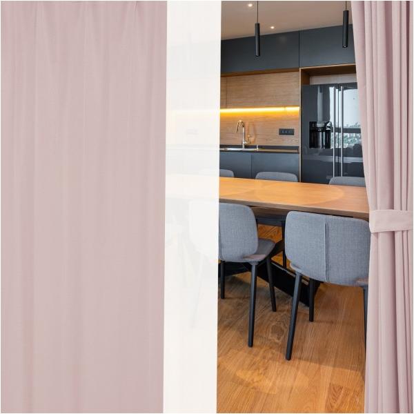 ●程よく光を遮る遮光機能 形状記憶加工でヒダの美しさを長期間保ち、裾の広がりを抑えてくれます。   ●太陽光がブライト糸(光沢感のある糸)に当たって鏡のように反射する為、明るい屋外からは暗い室内は見えにくくなります。   ●光を取り入れなが...