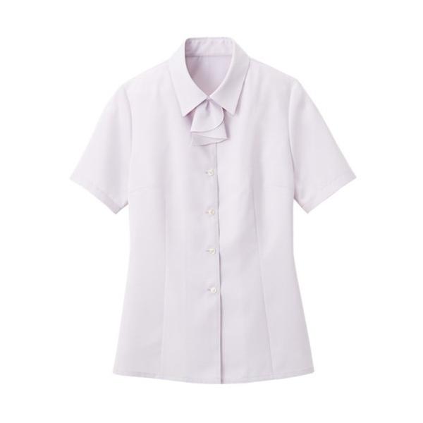 ■特徴 白×カラーの交織により、上品でやさしい色味に仕上げたレディース半袖ブラウスです。 キレイめな綾目の光沢感が、女性らしさを引き立てるツイル素材を使用。 取り外し可能な共布リボン付きで、シーンに合わせた着こなしが可能です。 台衿付きのシ...