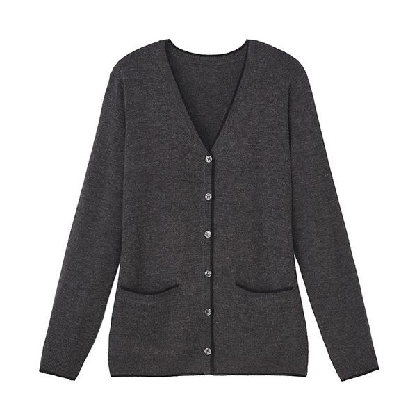 ■特徴 衿ぐりから前端、ポケット口に配したラインがアクセントになっているカーディガン。 着丈が長めなので安心感があります。 ■仕様 ホームクリーニング可能 ■材質 LINE KNIT/ ライン・ニット（アクリル70%・毛30%）    【サ...