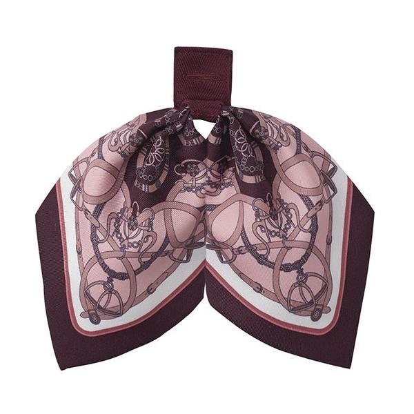 ■特徴 チェーンやベルトなどのモチーフを配したクラシカルなスカーフ柄のリボンです。 ブラウスや一部ジャケットの衿ぐりに簡単に装着できるようにタブにボタンホールが開いています。 ■仕様 ジャケット、ブラウスのアクセサリー用ボタンに装着可能 ■...