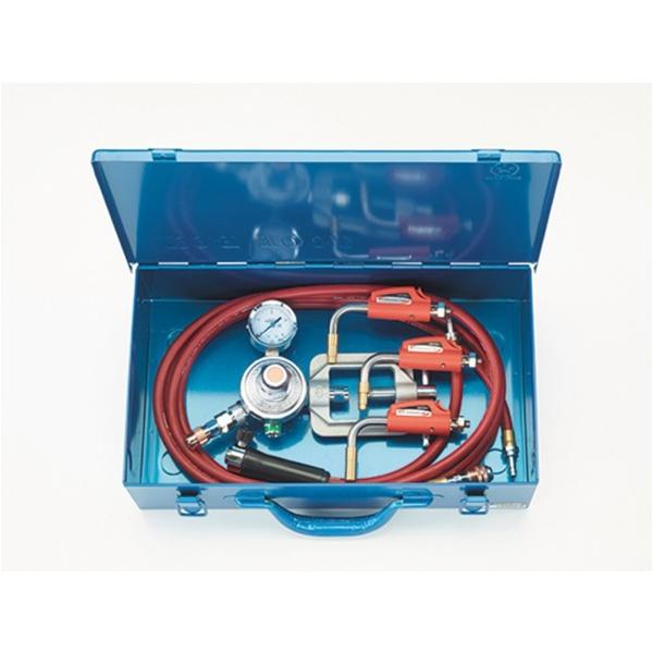 【商品説明】 ●使いやすさを追求し、開発されたハンドル&amp;バーナーチップ。 ●渦を巻く炎で高効率なロウ付け作業を実現。 便利なフルカプラ仕様。 ●操作性を考えたバルブ位置 ●これまでハンドル下にあったバルブを片手操作しやすい位置に配置...