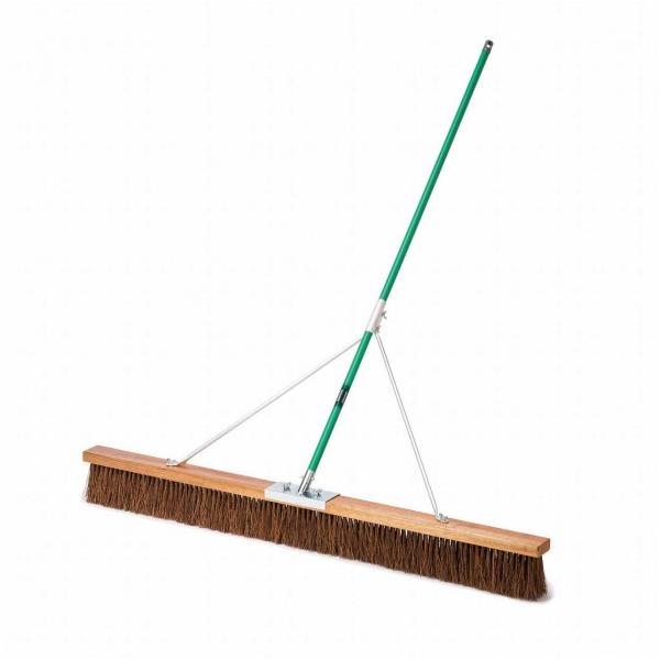 ■特徴 柄の先端が回転キャップ式です。  ■用途 整地用大型ブラシ  ■仕様 全長(mm):約1700 毛足の長さ(mm):約120  ■材質 頭:天然木・スチールにユニクロメッキ ●毛:シダ100% ●柄:φ25.4スチールパイプにポリエ...