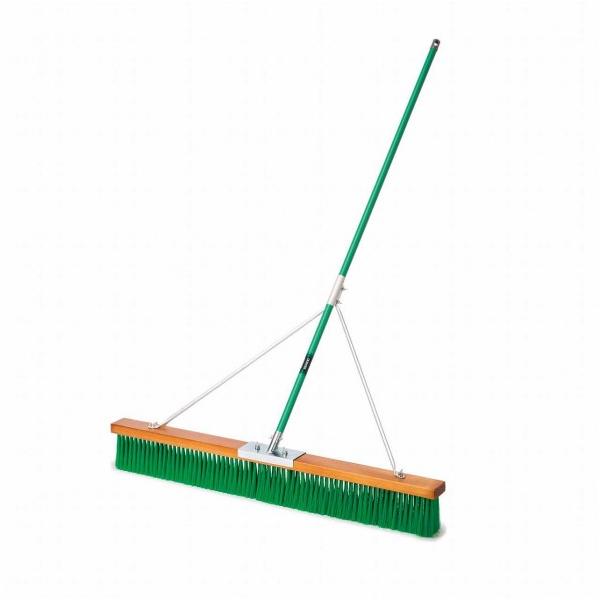 ■特徴 柄の先端が回転キャップ式です。  ■用途 整地用大型ブラシ  ■仕様 全長(mm)：約1400 毛足の長さ(mm)：約120  ■材質 頭：天然木・スチールにユニクロメッキ●毛：塩化ビニール●柄：φ25.4スチールパイプにポリエチレ...