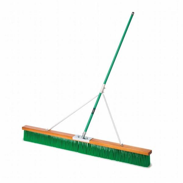 ■特徴 柄の先端が回転キャップ式です。  ■用途 整地用大型ブラシ  ■仕様 全長(mm)：約1700 毛足の長さ(mm)：約120  ■材質 頭：天然木・スチールにユニクロメッキ●毛：塩化ビニール●柄：φ25.4スチールパイプにポリエチレ...