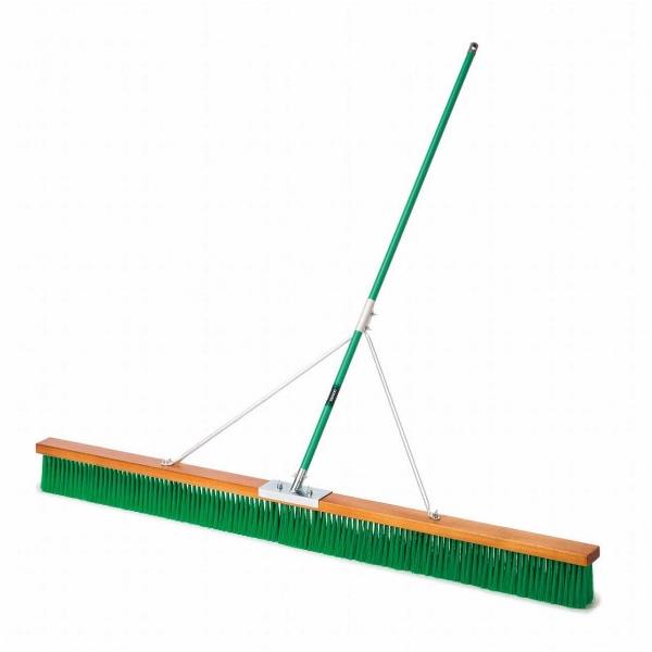 ■特徴 柄の先端が回転キャップ式です。  ■用途 整地用大型ブラシ  ■仕様 全長(mm)：約1700 毛足の長さ(mm)：約120  ■材質 頭：天然木・スチールにユニクロメッキ●毛：塩化ビニール●柄：φ25.4スチールパイプにポリエチレ...