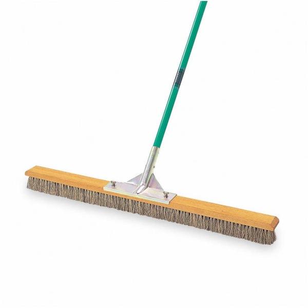 ■特徴 広い工場内を効率よく清掃できます。  ■用途 床清掃用大型ブラシ  ■材質 甲:天然木・スチールにユニクロメッキ 毛:パキン40％・塩化ビニール40％、白パーム20％ 柄:スチールパイプにポリエチレン接着被膜  ■注意点 スペアは販...