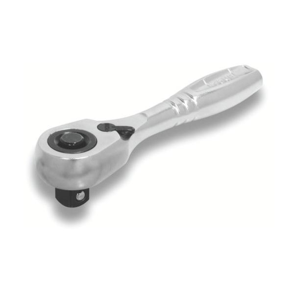 幅26.5mmのコンパクトなヘッドが、狭所作業に威力を発揮します。 ソケットホールド機構でワンプッシュ操作でソケット交換できます。 歯数(枚):72 差込角(mm):凸9.5 全長(mm):110 ●歯数(枚):72 ●差込角(mm):凸9...