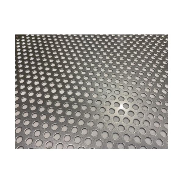 ■特徴 パンチングプレスの金型で規則的に孔を開けた金属板です。 表面が平面であるため、耐摩耗等の耐久性が高く目が崩れることもありません。 ４５０ｍｍ角サイズにカットされています。  ■用途 機械や装置カバー、フィルター、防音・保温パネル、ト...