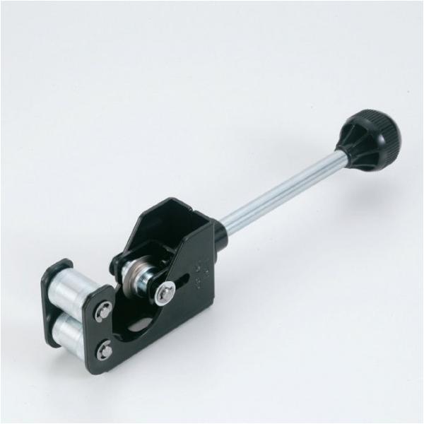 ハンドカッター。  板厚0.7mm〜1.4mmまでの丸径パイプ専用。   異形パイプの加工には対応しておりません。   寸法(mm):38×55×245 質量(g):490   【カラー】 ブラック 【入数】 1個 HC1