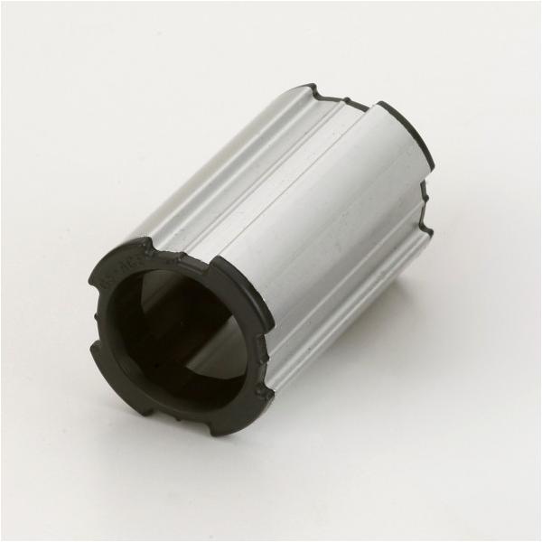 Φ19アルミパイプを通し、外側にΦ28アルミパイプを連結することができます。    タイプ:ロングタイプ 材質:アルミニウム、ポリアセタール 質量(g):24   【カラー】 静電ブラック 【入数】 1セット AH1950E