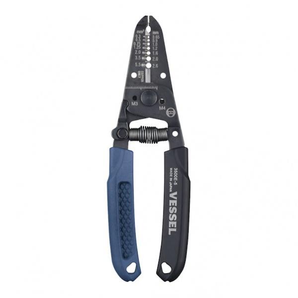 ●プロ用工具、決定版 ●ストリップ長が測れる目盛付き 長さを測りすぐに剥離できるように穴径の表示されている同じ面に「目盛」を表示。 電線を握った指が剥離位置のガイドになるように、ブレードの端から「目盛」を印字。 ●力がよく入るエラストマーグ...