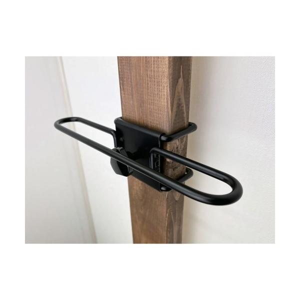 【商品説明】 2×4材用壁面収納「WALIST-ONE」専用のリュックハンガーです。 工具不要！取付かんたん!高さ調整らくらく！ガッチリ固定！ 荷重が掛かると、コ型金具が食い込み緩みが出ますので、更につまみをまわして固定してください。 リュ...