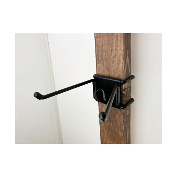 【商品説明】 2×4材用壁面収納「WALIST-ONE」専用の自在フックです。 工具不要！取付かんたん!高さ調整らくらく！ガッチリ固定！ 荷重が掛かると、コ型金具が食い込み緩みが出ますので、更につまみをまわして固定してください。 ハンガー等...