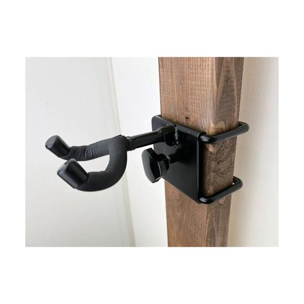 【商品説明】 2×4材用壁面収納「WALIST-ONE」専用のギターハンガーです。 工具不要！取付かんたん!高さ調整らくらく！ガッチリ固定！ 荷重が掛かると、コ型金具が食い込み緩みが出ますので、更につまみをまわして固定してください。 ギター...