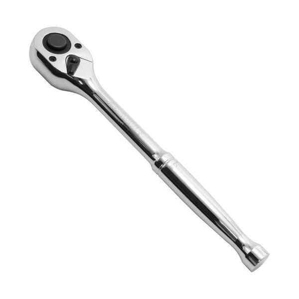 ■特徴 ソケット差込角1/2DR（12.7mm）の、ラチェットハンドルです。 回転が滑らかな90ギヤのラチェット機構は、送り角4°と細かい振り幅で、狭いスペースで役立ちます。 プッシュリリース機能付きで、不意にソケットが抜けることを防止でき...