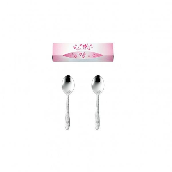 ●伝統の技と美の調和。  なめらかに磨き上げた鏡面に幻想的な桜の花びらが舞う。   ●桜の柄が美しい個性際立つカトラリー。   ●商品サイズ（約）:コーヒースプーン×2/全長117mm  ●パッケージサイズ（約）:120×30×22mm  ...