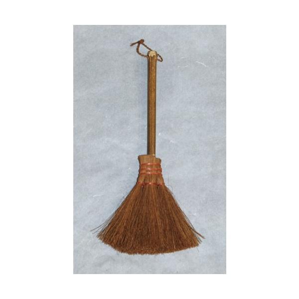 ■特徴 ●ミニタイプのしゅろほうきです。  ■仕様 ●サイズ：350mm ●重量：約50g ●材質：棕櫚鬼毛繊維、柄/竹 ●商品コード：69140126    【入数】 1個 22063