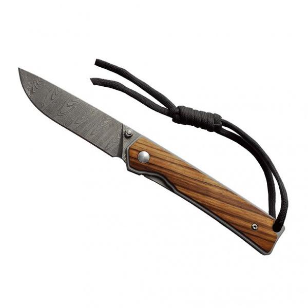 ●ダマスカススタイルの模様がブレードに入った折り畳み式ナイフ。 ●ステンレススチールのブレードと木製のハンドルを採用しています。 ●片手で開閉可能なライナーロックシステム。 ●黒紐付き。 ●1995年からBaladeoはハイカーと旅行者の忠...