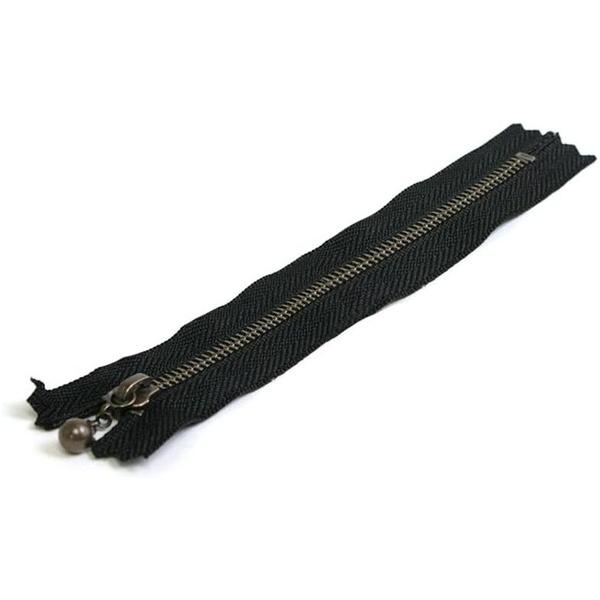 カラー:黒 素材:テープ部分:ポリエステル/チェーン部分:真鍮合金/スライダー部分:亜鉛合金 本体サイズ:35cm ミニポーチ、小銭入れからバッグ、洋裁のポケットなど幅広く利用できます。  サイズ、色も豊富。  ■素材/テープ部分:ポリエス...