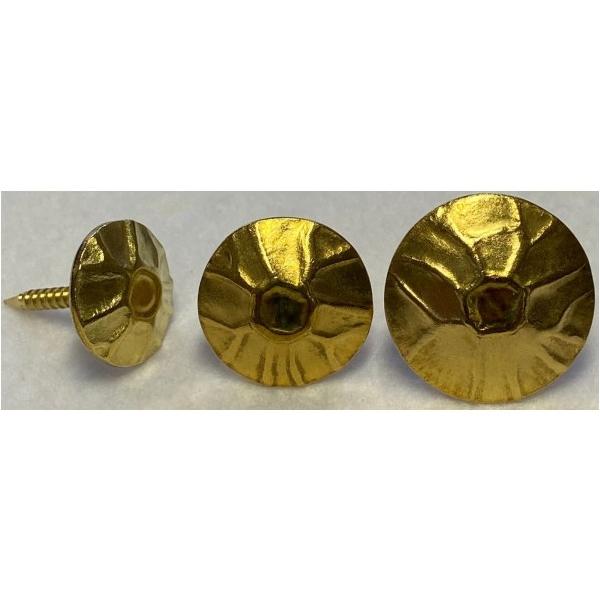 真鍮製の飾り鋲です。  飾り鋲（かざりびょう）とは、釘の頭部を隠したり、装飾として使用したりする金属製の鋲です。  様々な用途があります。  例）太鼓の革を留める、椅子の表布を張る、門扉の装飾、 レザーのライダースジャケットetc... 枝...